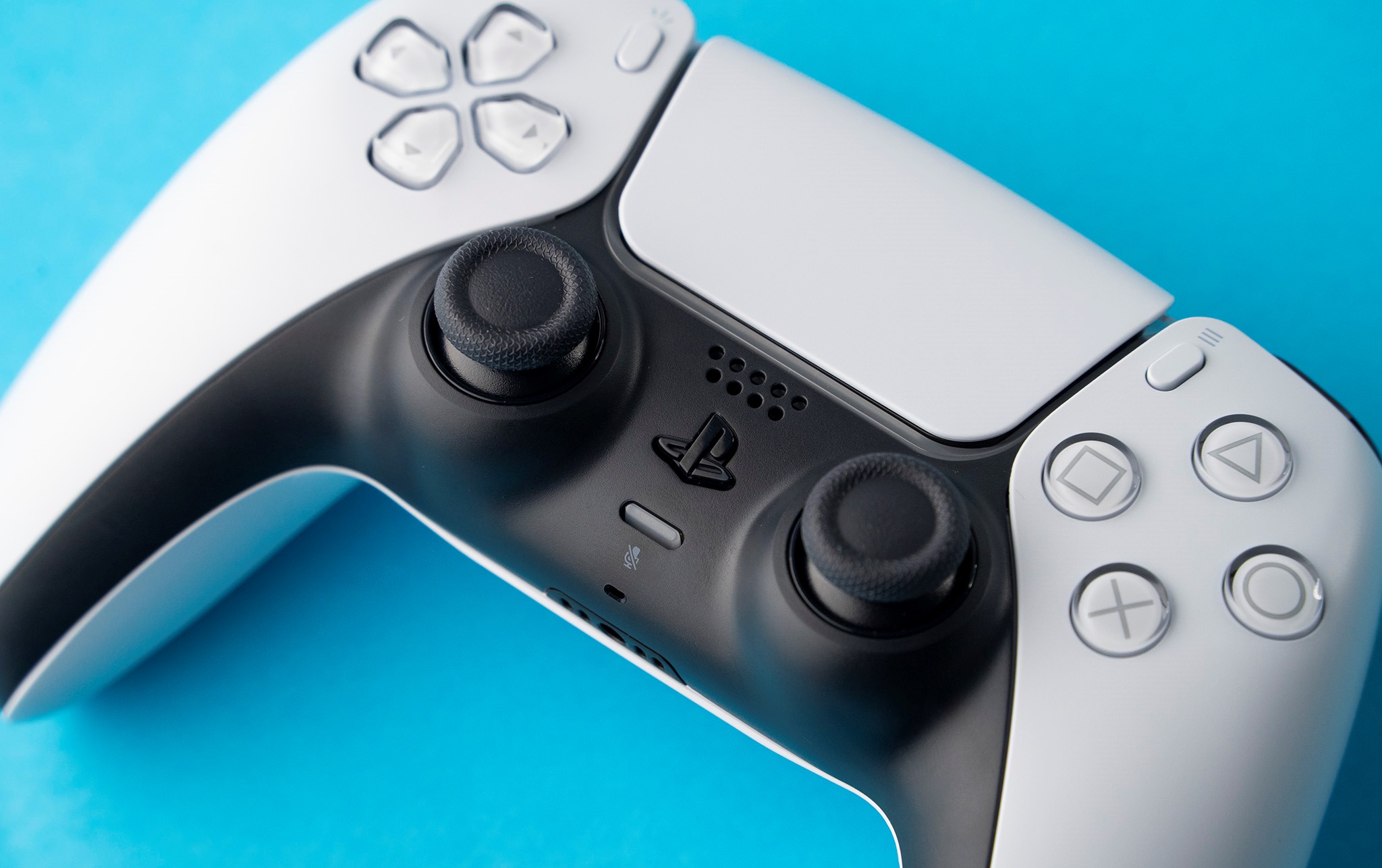 Cận cảnh chiếc máy tay cầm chơi game PS5 DualSense cực đẹp