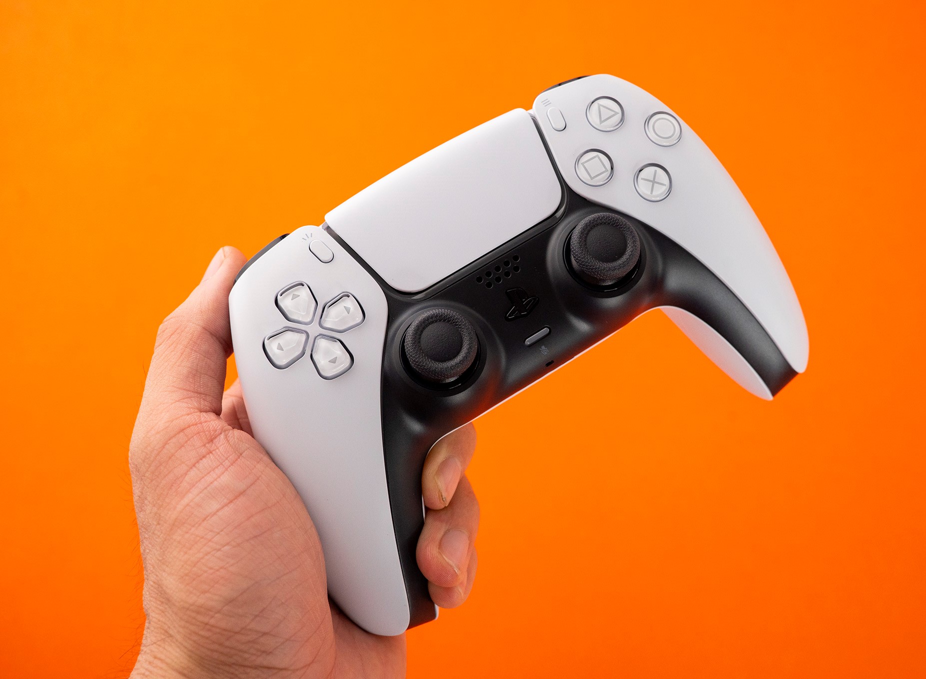 Cận cảnh chiếc máy tay cầm chơi game PS5 DualSense cực đẹp