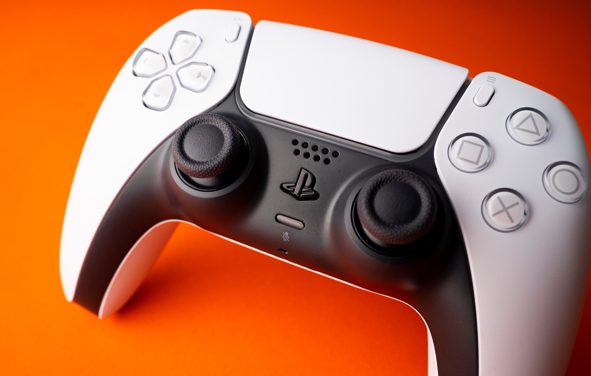 Cận cảnh chiếc máy tay cầm chơi game PS5 DualSense cực đẹp